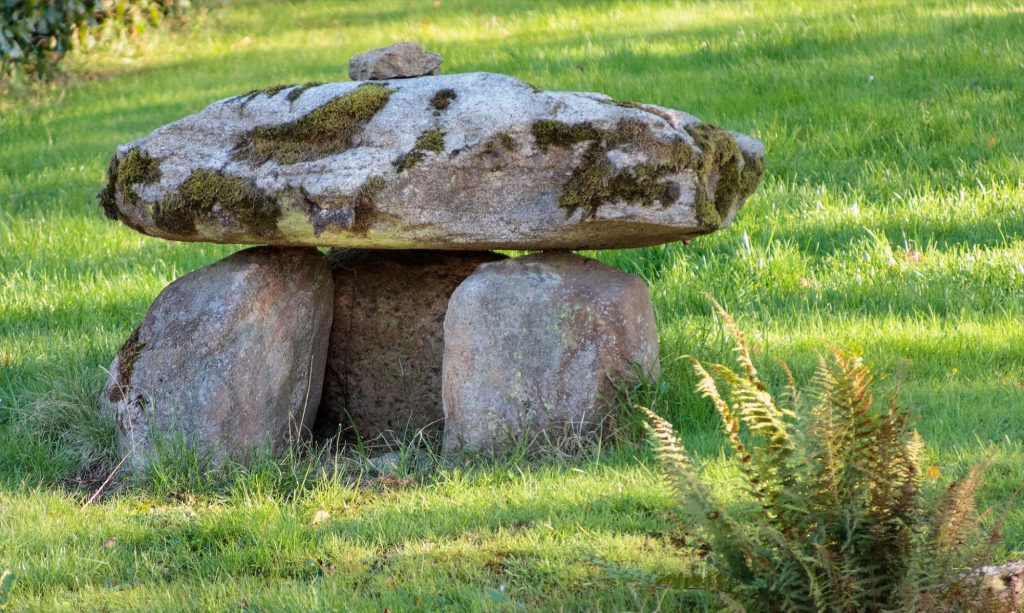Les lignes telluriques et leurs alignements avec les structures ...